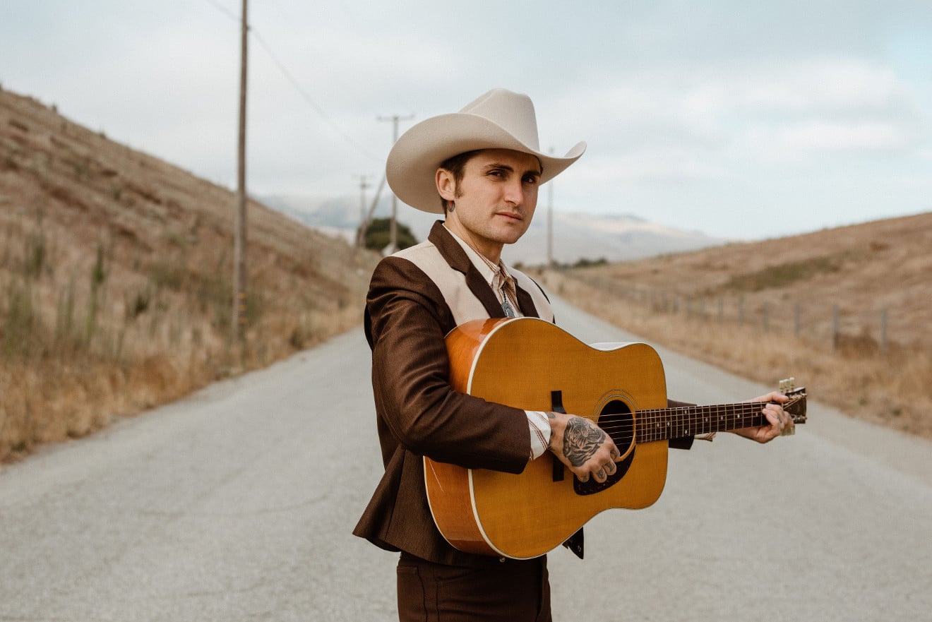 Jesse Daniel Premieres New Album, 'Rollin' On' - American Songwriter