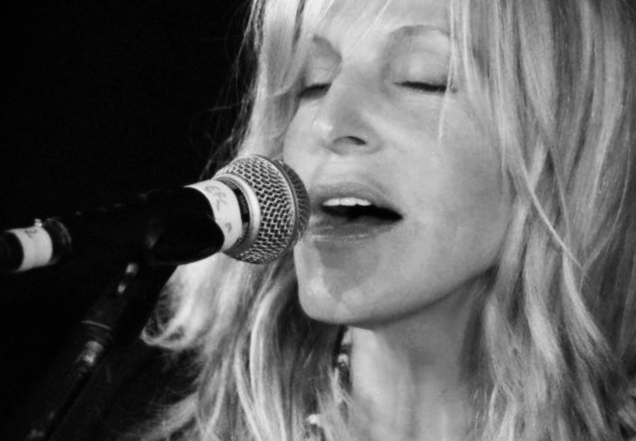 Lizanne Knott Premieres "This Old World" - American Songwriter