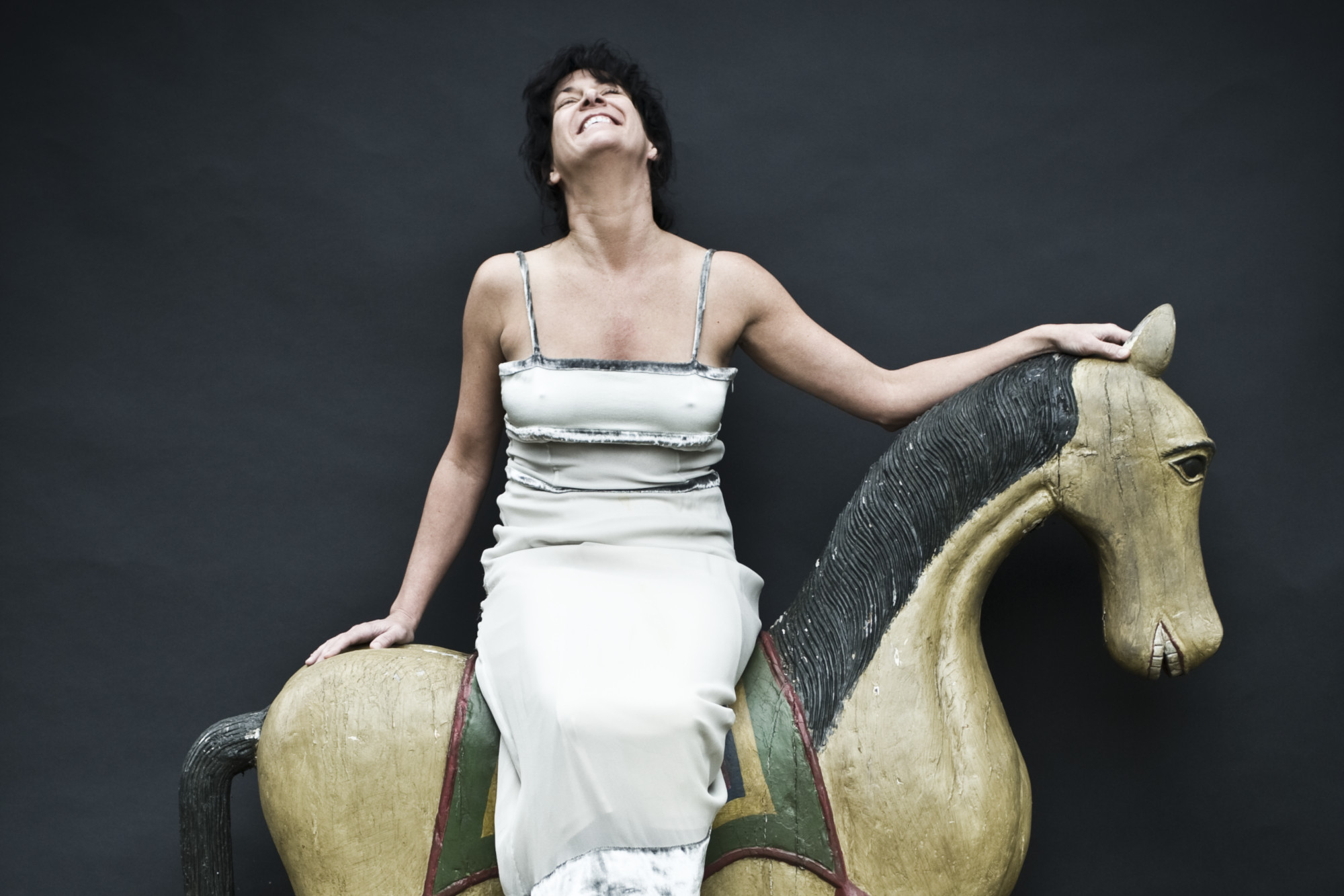 Suzi Ragsdale Announces New EP, Premieres Single, “Wildflowers”