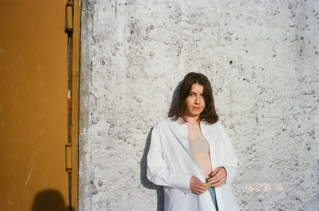 Anna Shoemaker Continues Her Gen-Z Alt-Pop Rise With "Won't Make Me Cry"