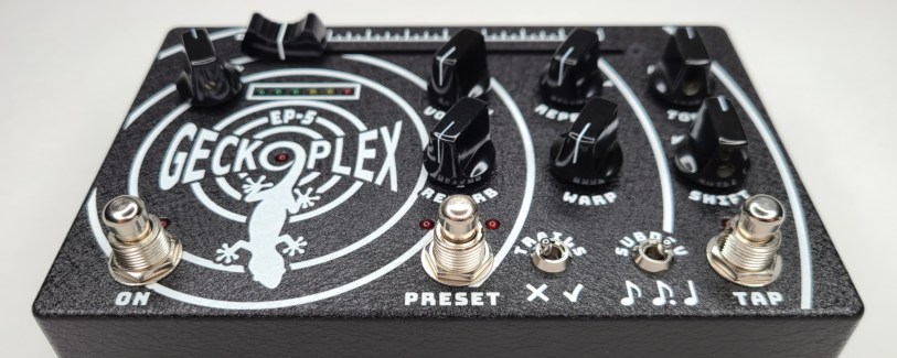 Kelly Clarkson Surprises Jewel with 'The Masked Singer' Trophy ...