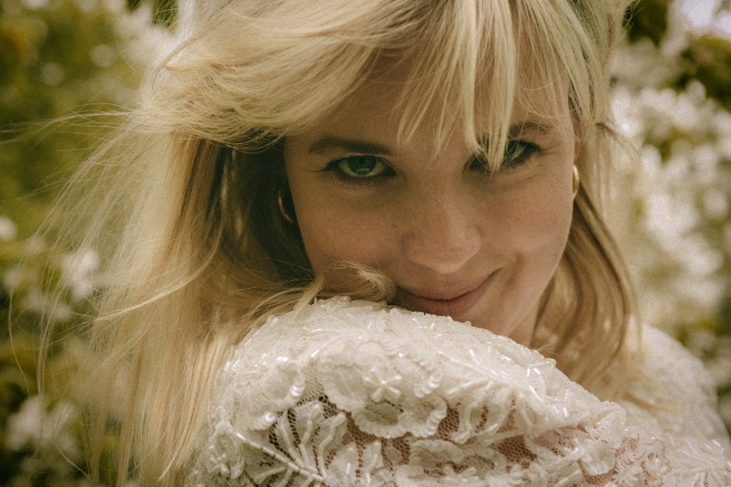 Thea & The Wild Breaks Through New Single “Rip Tide” - American Songwriter