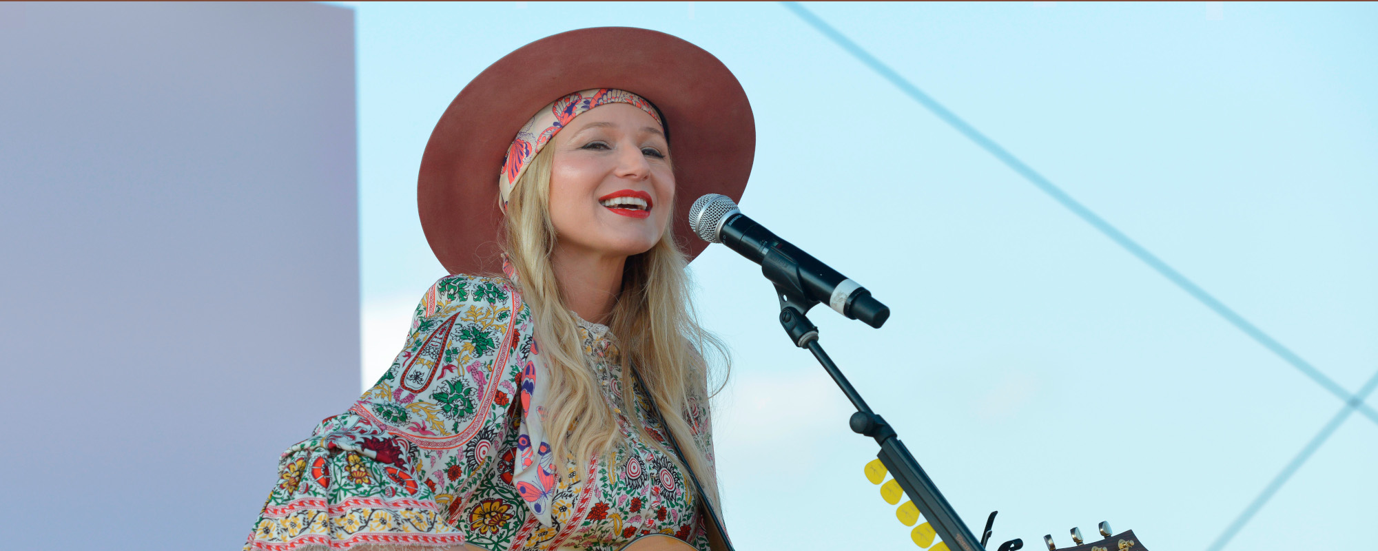 Jewel on How Her “Hillbilly” Upbringing in Alaska Inspired Her Music ...