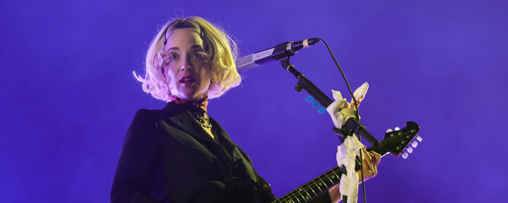 The Story and Meaning Behind "Dust in the Wind," a Fingerpicking ...