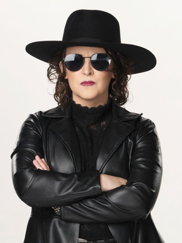 Woman in Black, Jordan Rainer Opens 'The Voice' with Reba's "Fancy ...