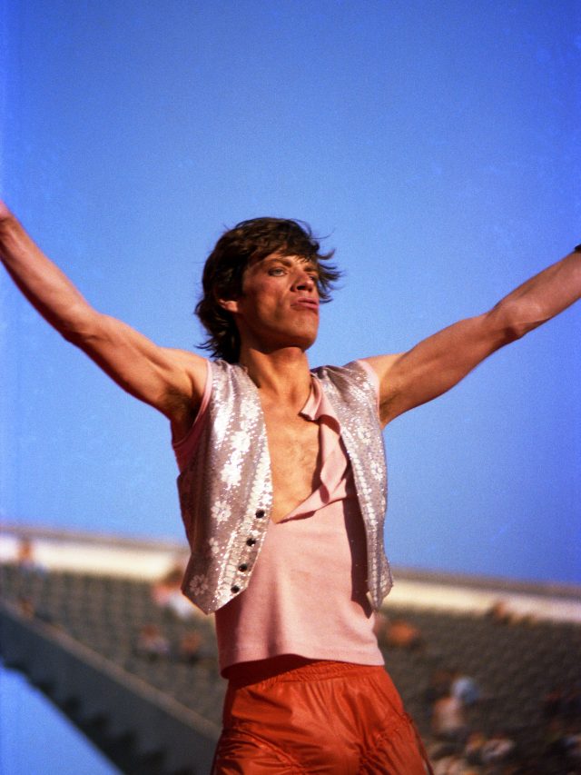 8 Iconic Male Vocalists of Classic Rock - American Songwriter