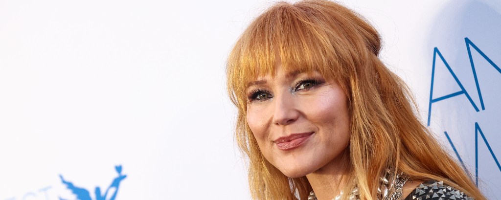 Jewel on How Her “Hillbilly” Upbringing in Alaska Inspired Her Music ...