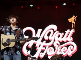 Behind the Song: "Catch The Wind" by Donovan - American Songwriter