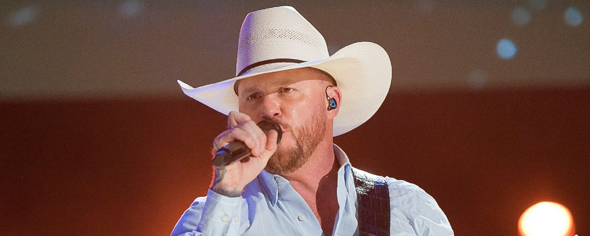 Watch National Anthem Singer Change Lyrics to “Blue Glare” at Major ...