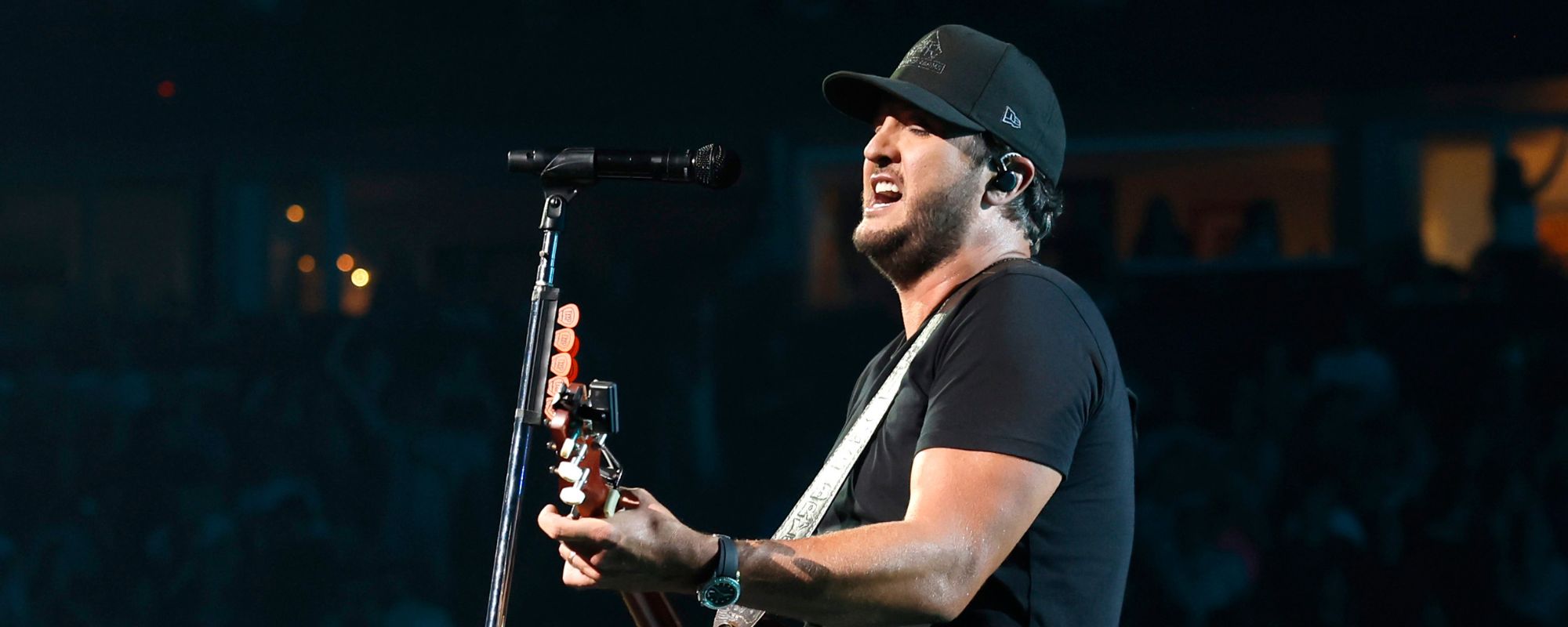 Watch Luke Bryan Dedicate Heartfelt “Drink a Beer” Performance to ...