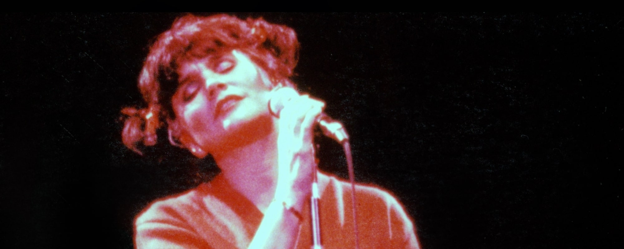 Watch Linda Ronstadt's Bilingual Performance of Her Signature Hit "Blue ...