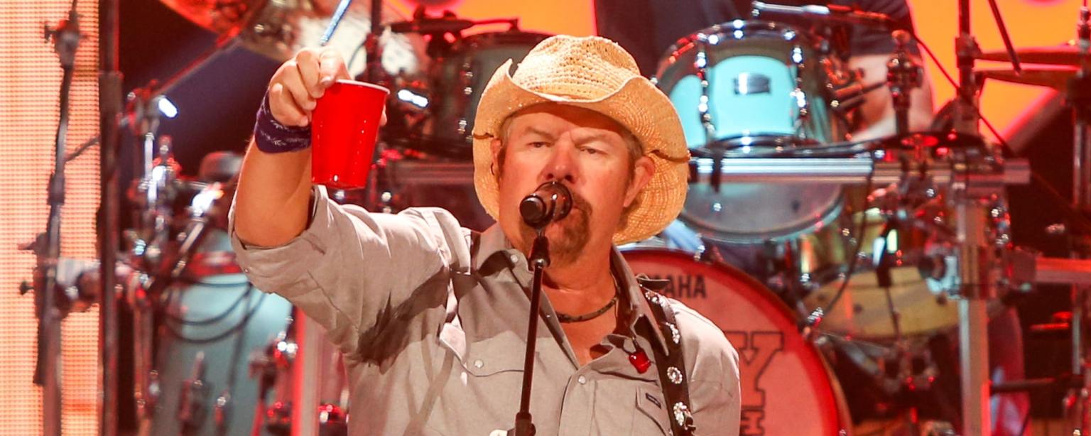 The Meaning Behind Toby Keith's Solemn Ballad "Don't Let the Old Man In ...