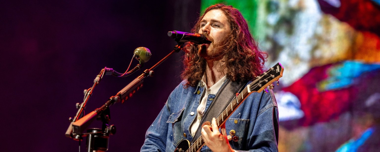 Hozier Takes the Stage on 'Saturday Night Live' To Perform "Too Sweet ...