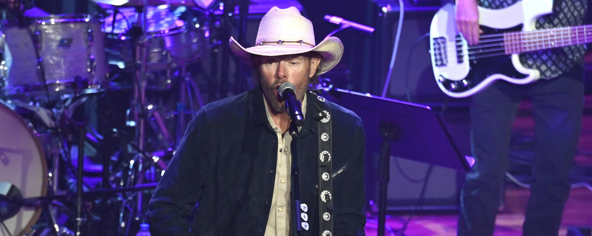 Watch George Strait “Get Choked Up” as the King of Country Serenades ...