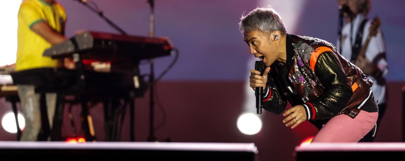 Ex-Journey Singer Steve Perry Releasing Expanded Version of Holiday ...