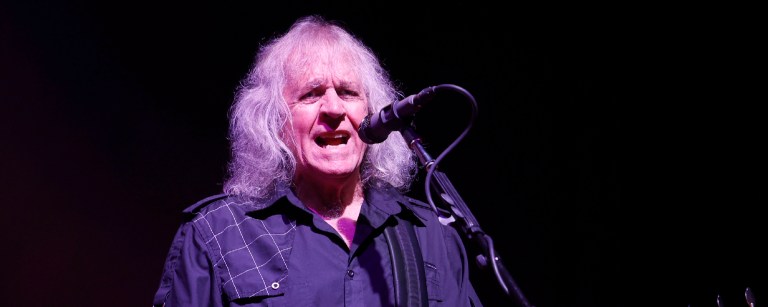 The Story and Meaning Behind "Dust in the Wind," a Fingerpicking ...