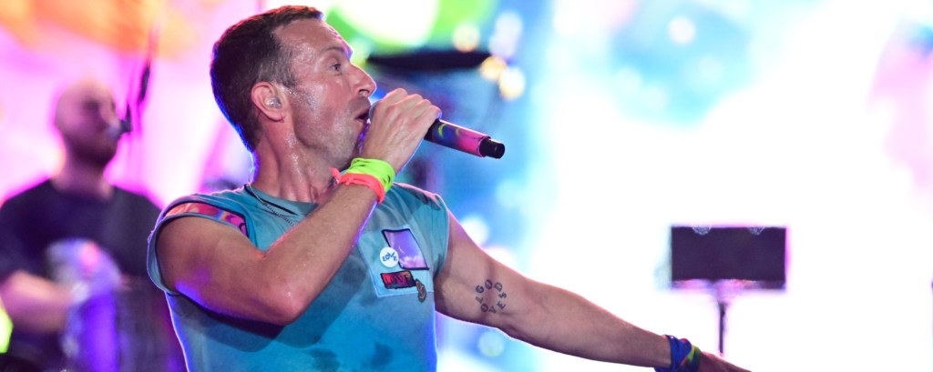 Watch Coldplay Frontman Chris Martin Put Young Fan's Safety First at ...