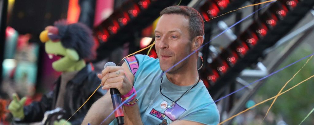 Watch Coldplay Frontman Chris Martin Put Young Fan's Safety First at ...