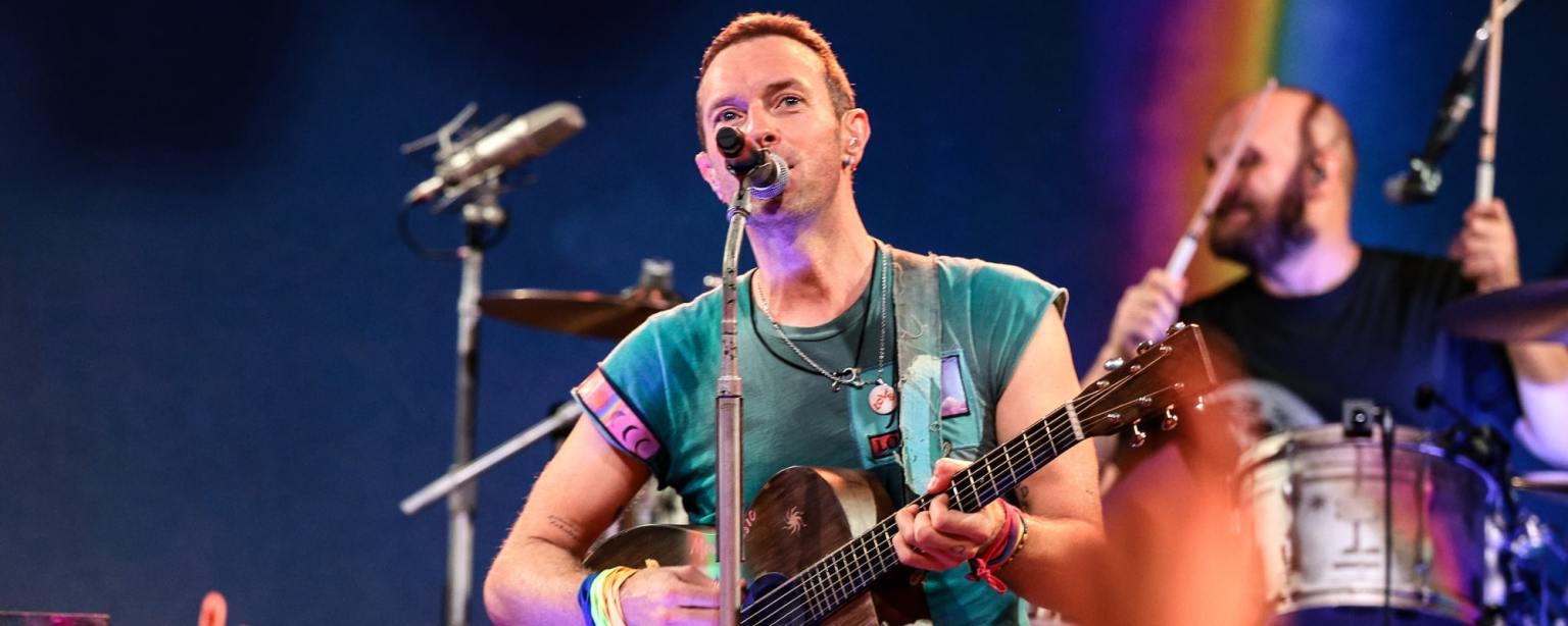 Watch Coldplay Frontman Chris Martin Put Young Fan's Safety First at ...