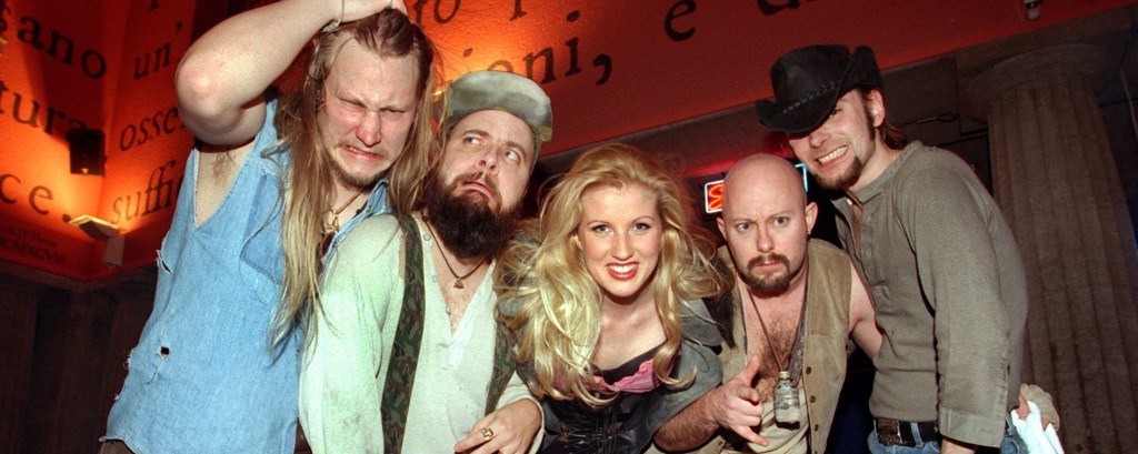 10 Essential Crowded House Songs - American Songwriter