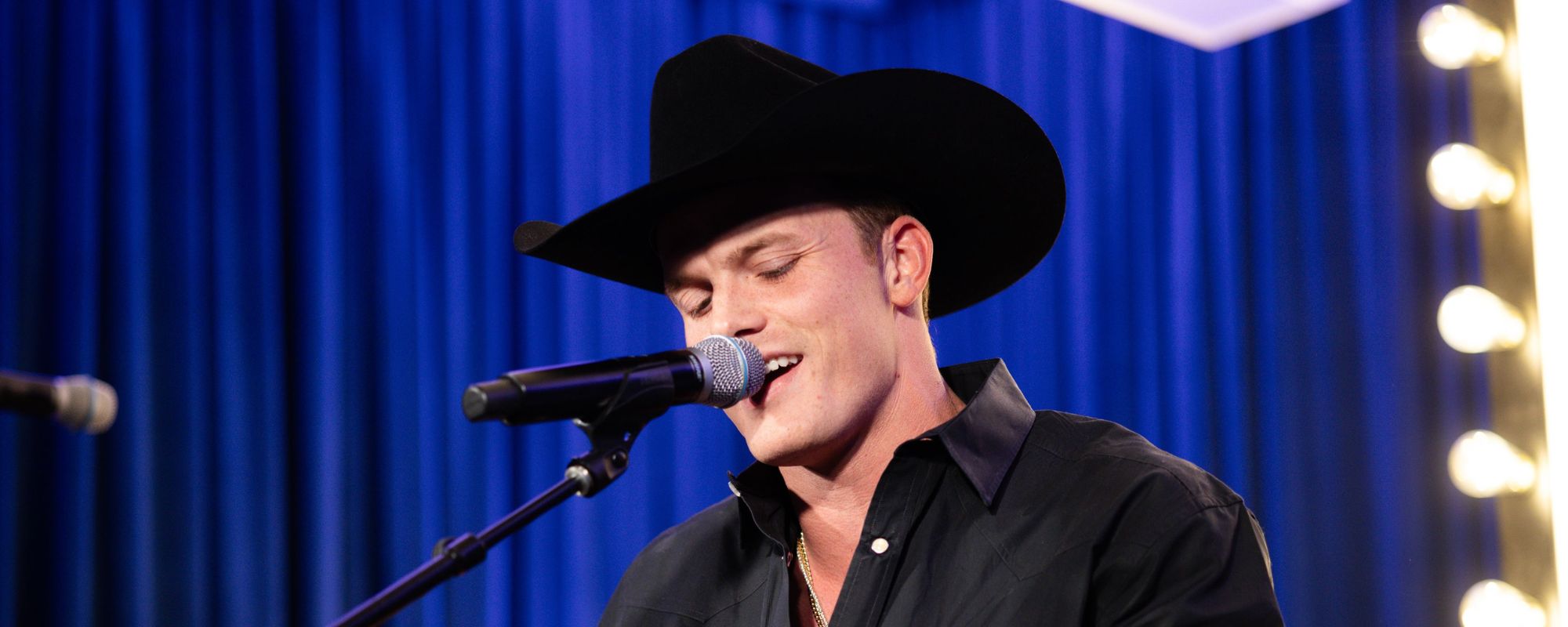 Oliver Anthony Signs Historic Deal After Bidding War - American Songwriter