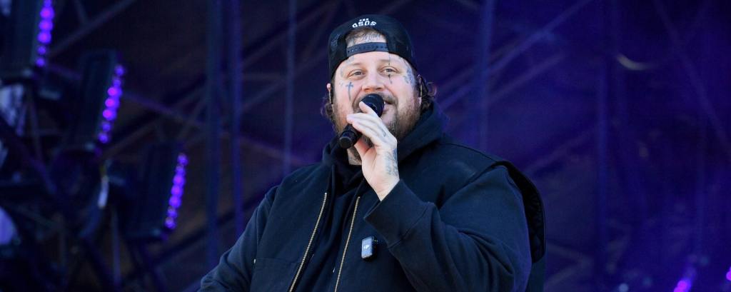 Kelly Clarkson's Powerful Cover of "Save Me" Brings Jelly Roll to Tears ...