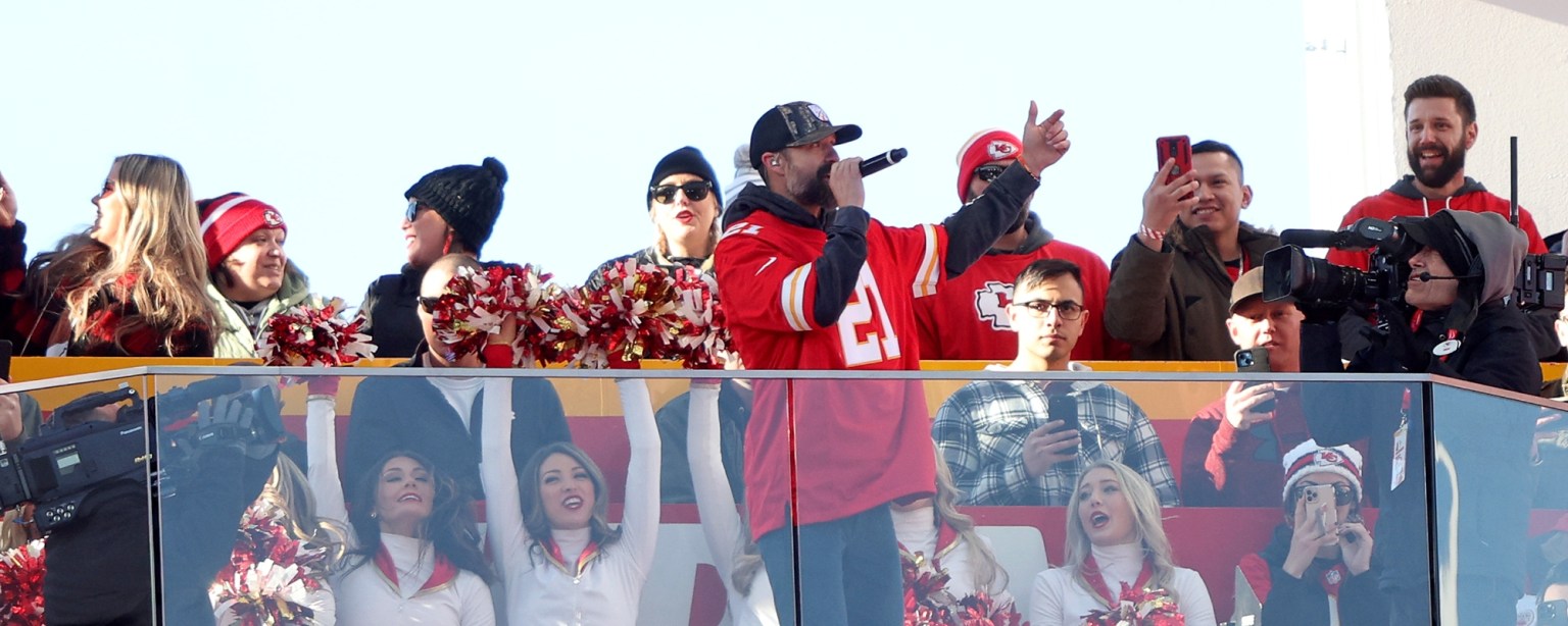 “A Performance To Unite the Nation”: Creed’s Iconic NFL Thanksgiving ...