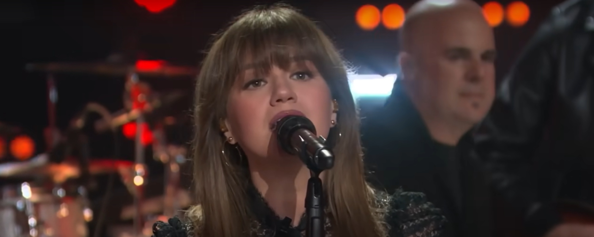 Kelly Clarkson Steals the Show With Rock & Roll Hall of Fame Tribute ...