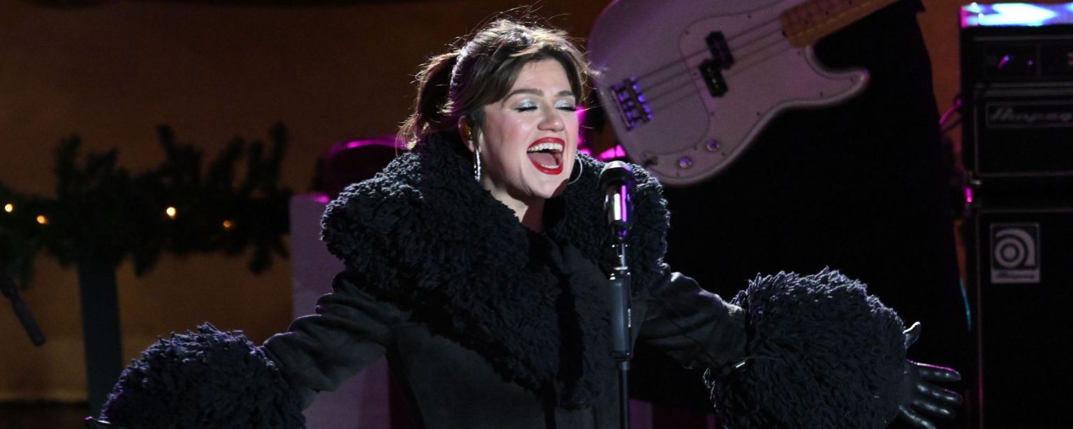 Kelly Clarkson's Powerful Cover of "Save Me" Brings Jelly Roll to Tears ...