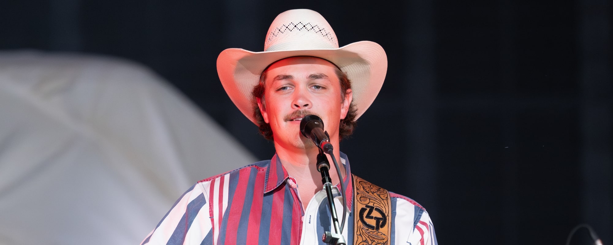 Zach Top Scolds Fans for "Acting Stupid" During a Sold-Out Show in New ...