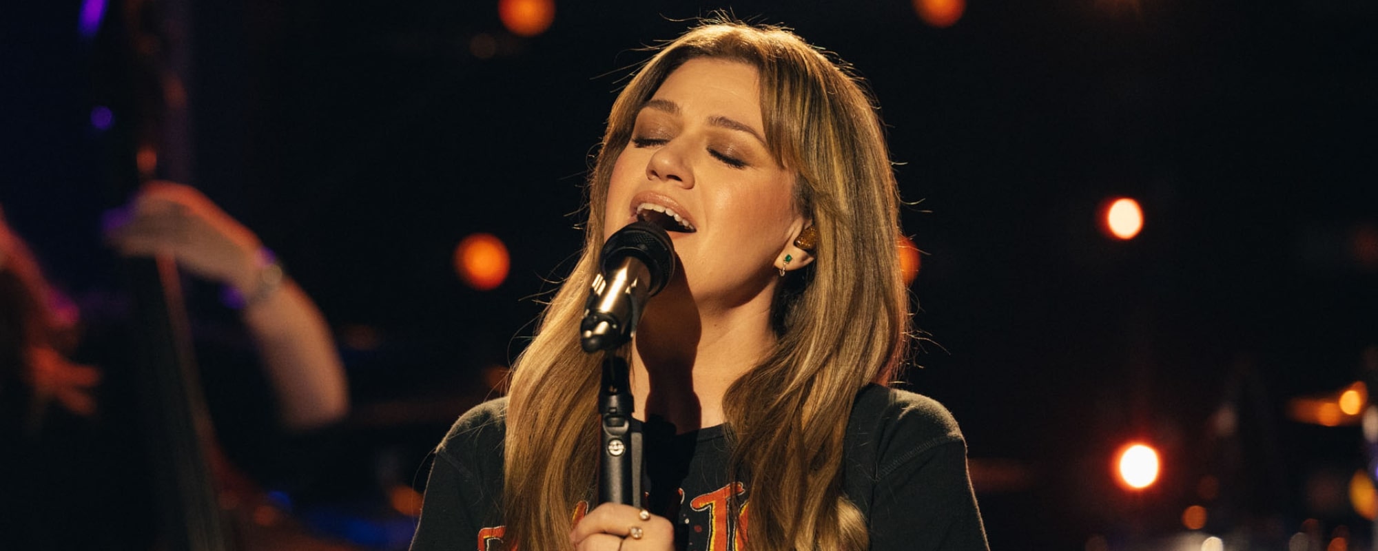 Kelly Clarkson's Powerful Cover of "Save Me" Brings Jelly Roll to Tears ...