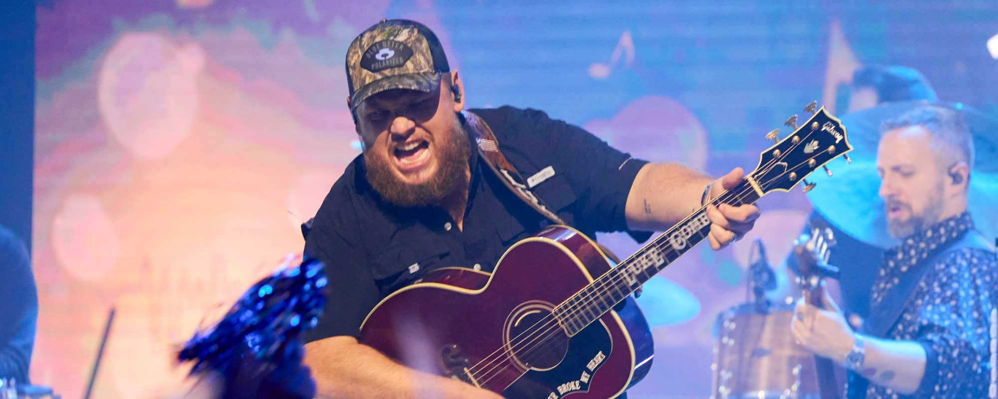 Watch Luke Combs and Tracy Chapman's All-Time Emotional Performance of ...
