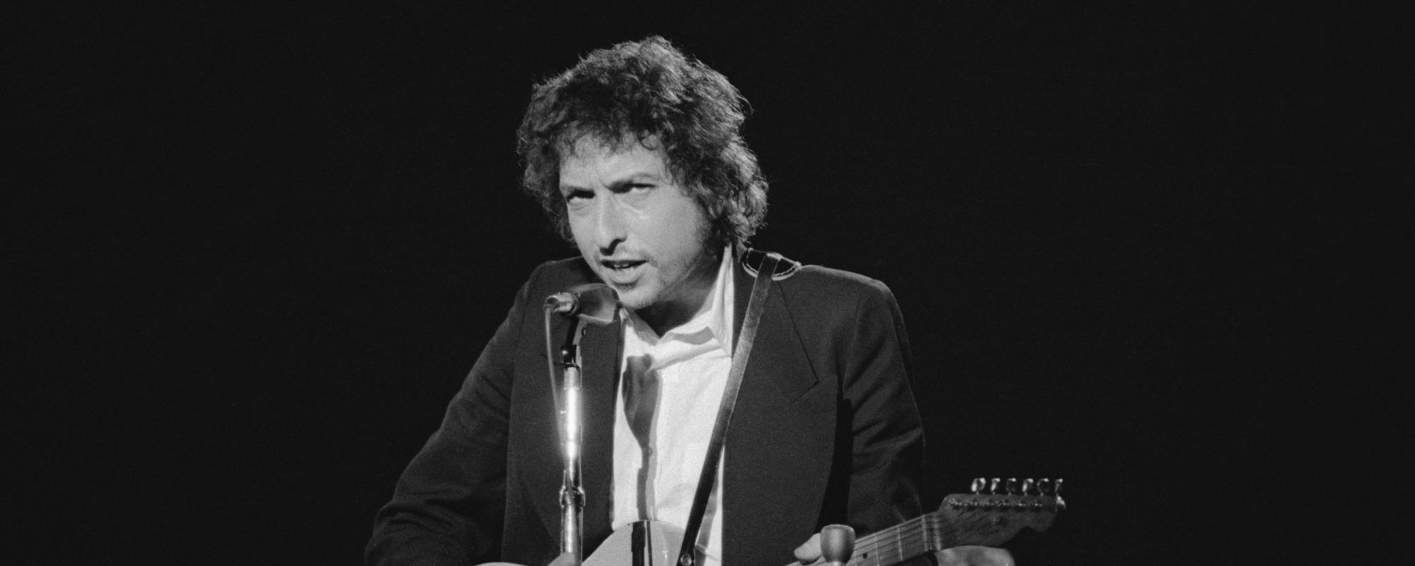 The Meaning Behind Bob Dylan's Timeless "Tangled Up in Blue"