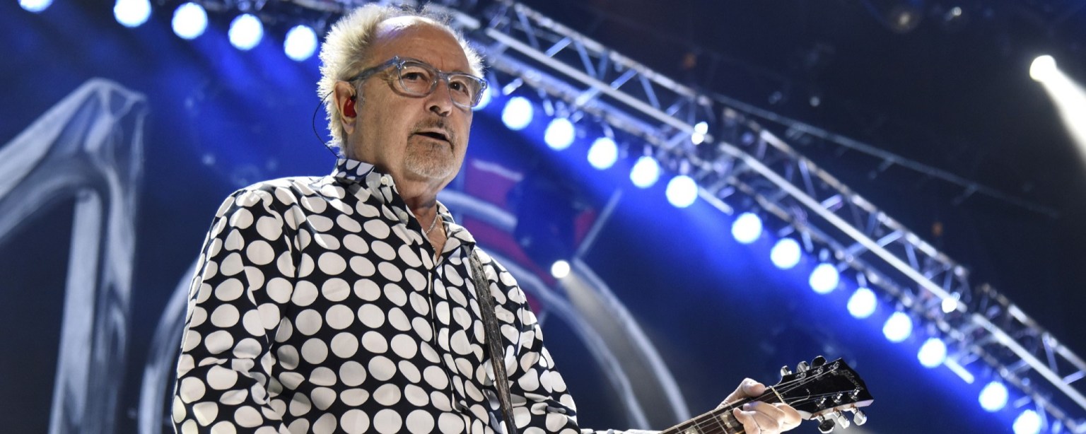 The Meaning Behind the Song Lyrics: “Pontoon” by Little Big Town