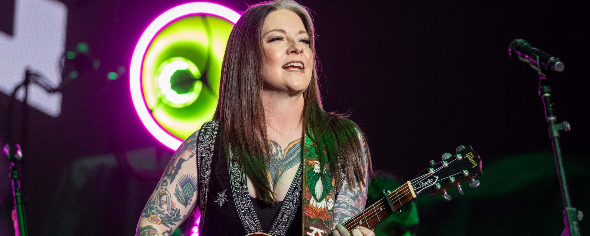 The 6 Best Female Rock Bands of the 1960s - American Songwriter