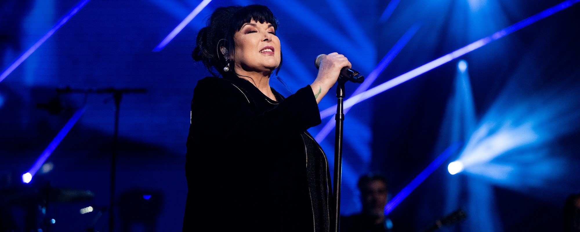 Ann Wilson Reveals the Klutzy Reason She’s Been Performing in a ...