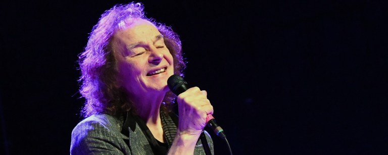 The Story and Meaning Behind Bruce Springsteen’s "Jungleland" - American Songwriter