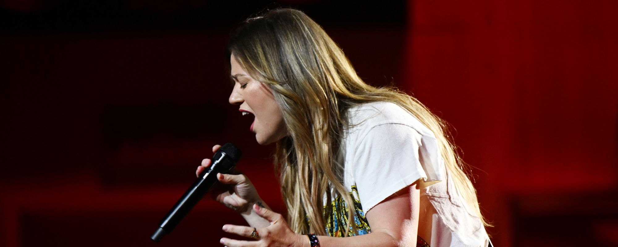 Kelly Clarkson's Powerful Cover of "Save Me" Brings Jelly Roll to Tears ...