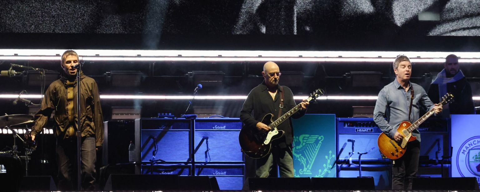 Blur vs. Oasis: 30 Years Ago the Battle of Britpop Heated Up With ...