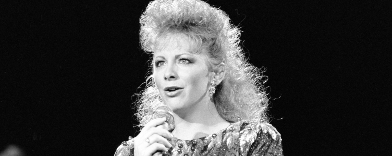 The Story Behind the Touching Tribute Reba McEntire Wrote for Her Late ...