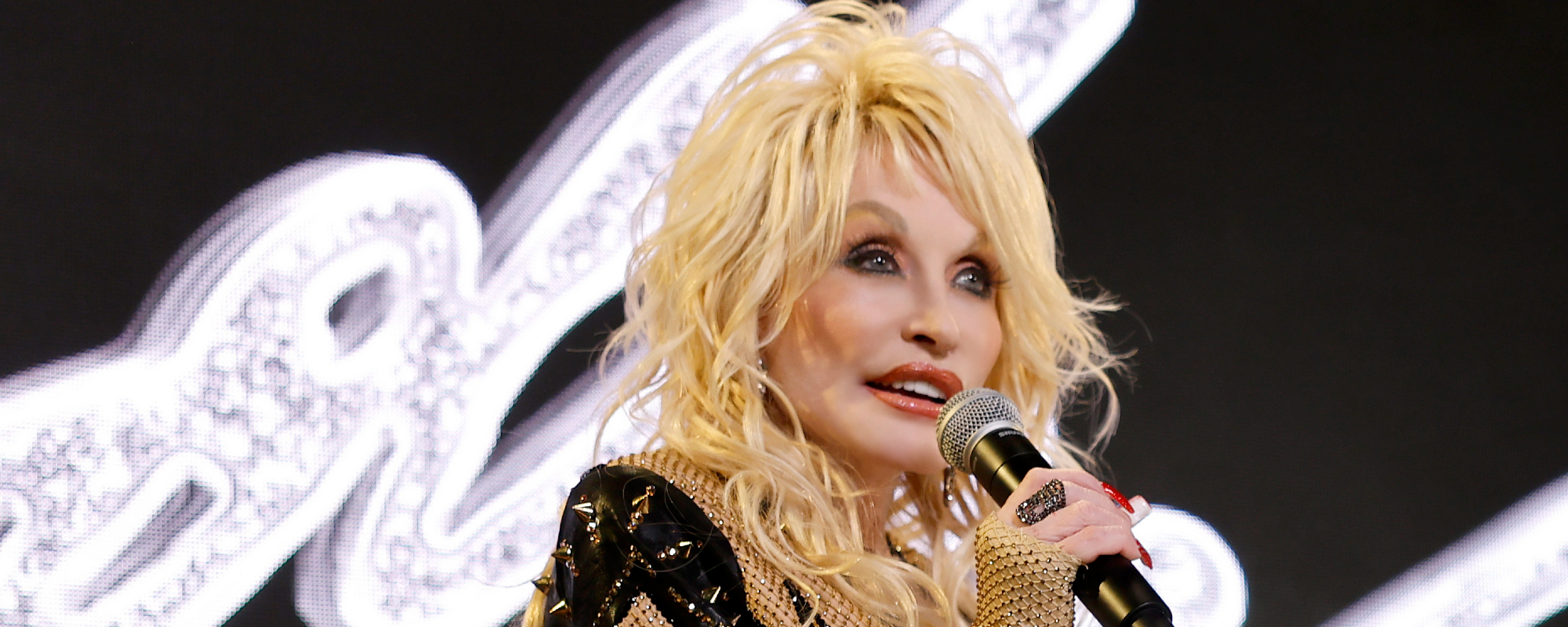 “Could This Be a Sign?” Dolly Parton Has Taylor Swift Fans in a Stir ...