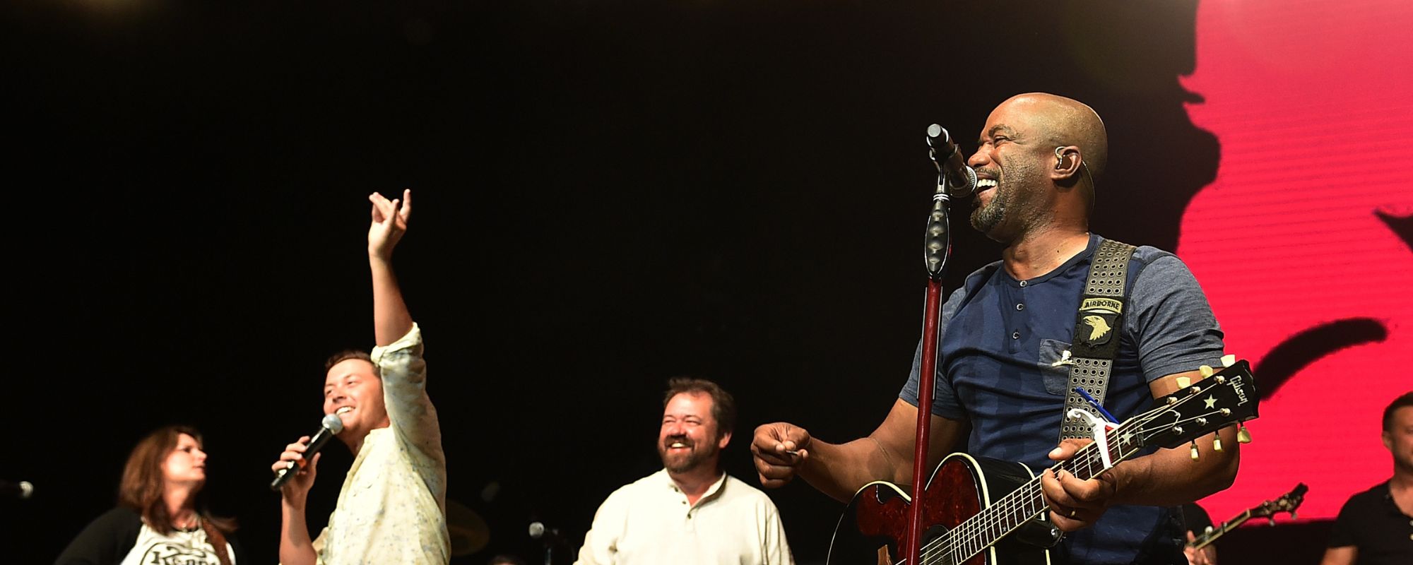 Scotty McCreery Surprises London Crowd by Bringing Out Darius Rucker ...